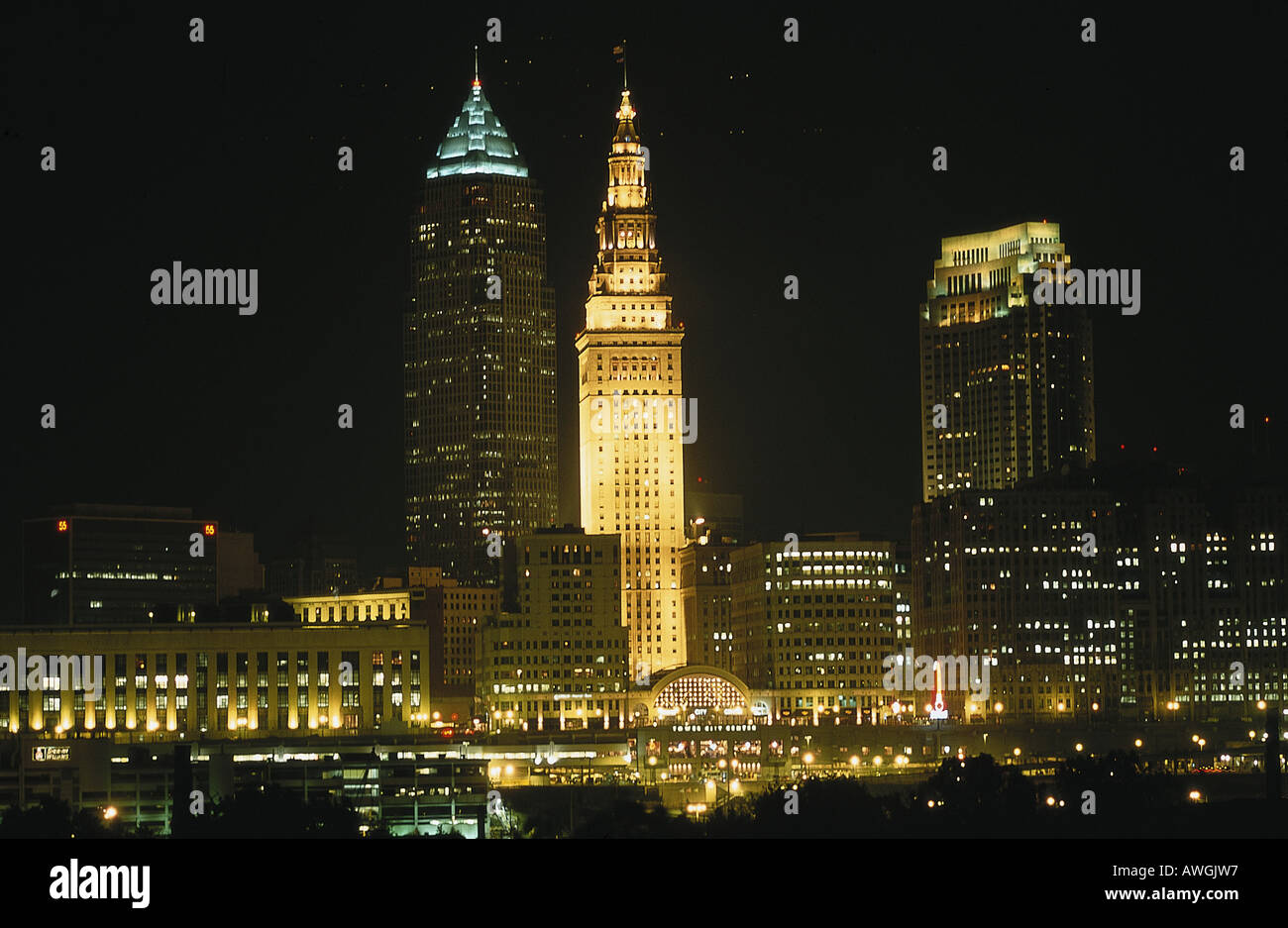 Cleveland ohio skyline at night hi-res stock photography and images - Alamy