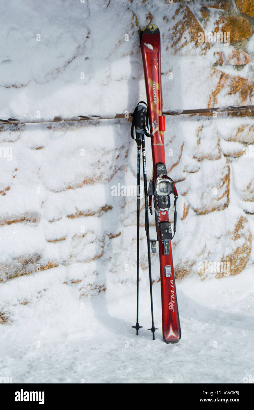 Skis leaning against wall Stock Photo - Alamy
