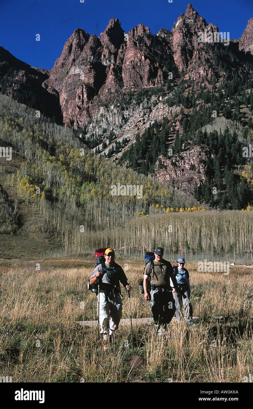 USA, Colorado, Aspen, Maroon Bells, trekkers in wilderness below red ...