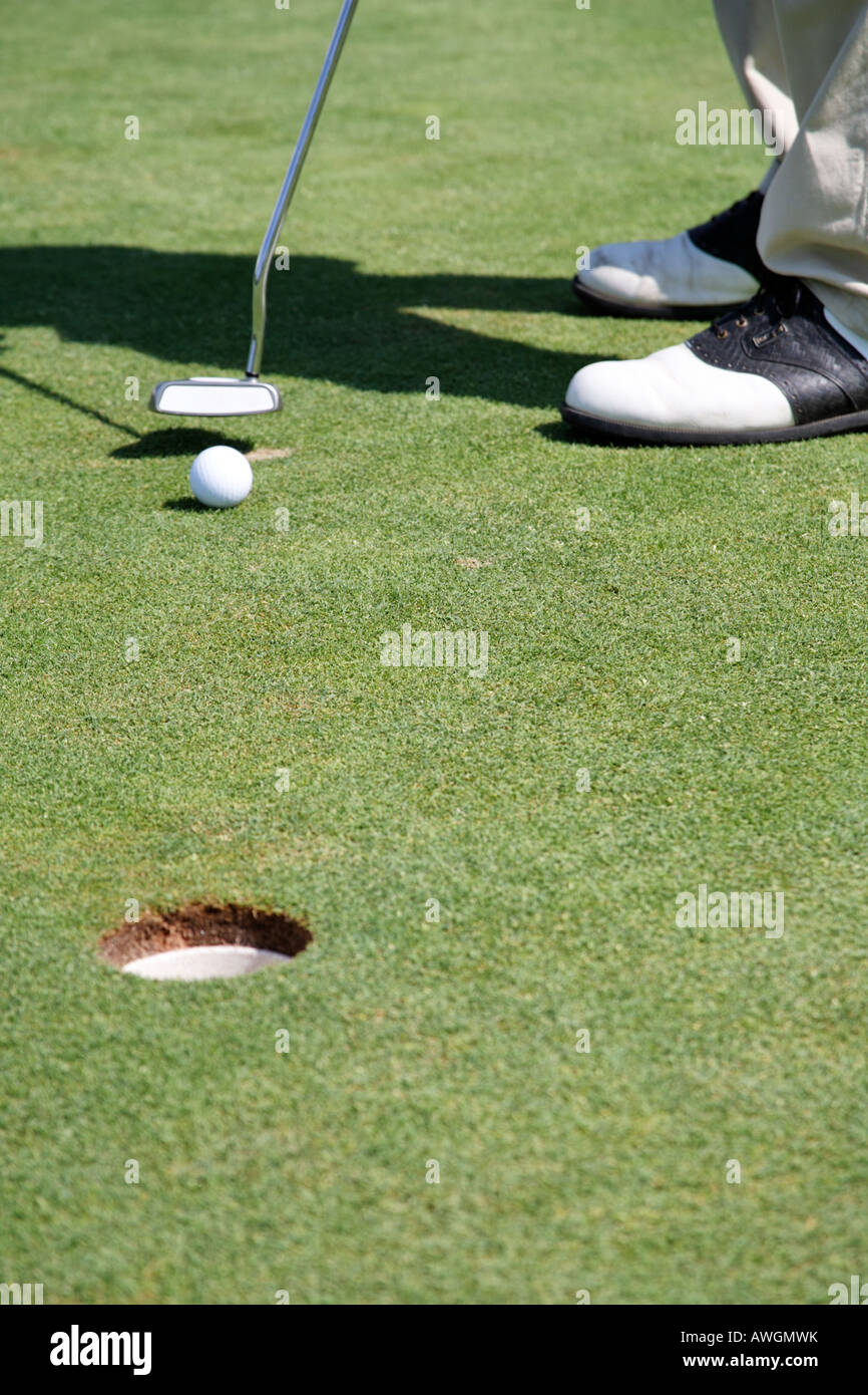 putting the golf ball Stock Photo - Alamy