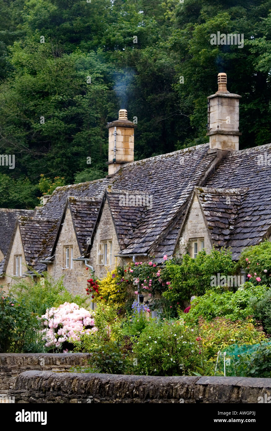 Typical cotswold cottages hi-res stock photography and images - Alamy