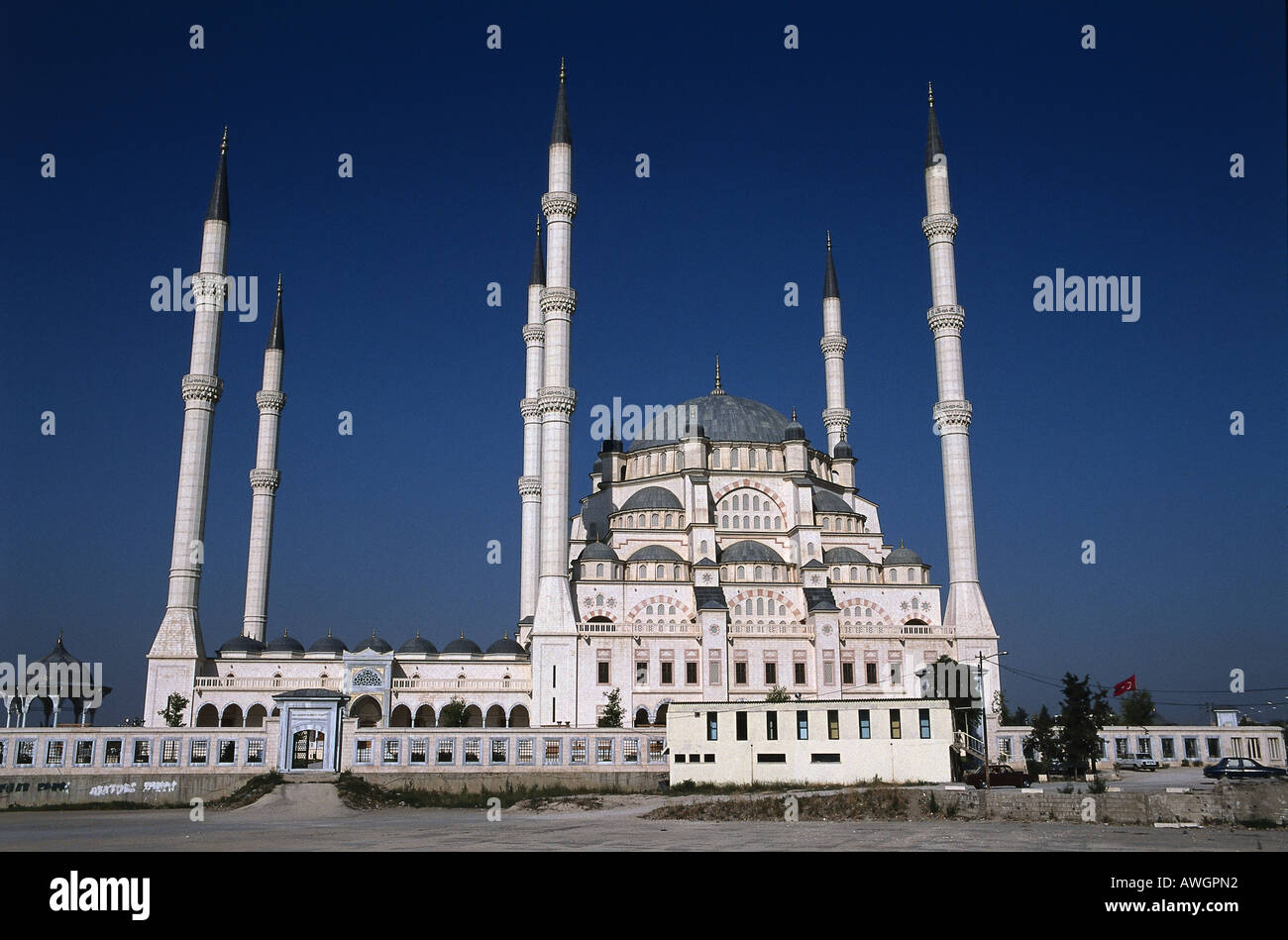 Massive central mosque hi-res stock photography and images - Alamy