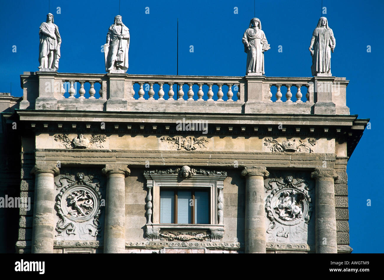 Austria, Vienna, Kunsthistorisches Museum (1871-1891), upper façade and ...
