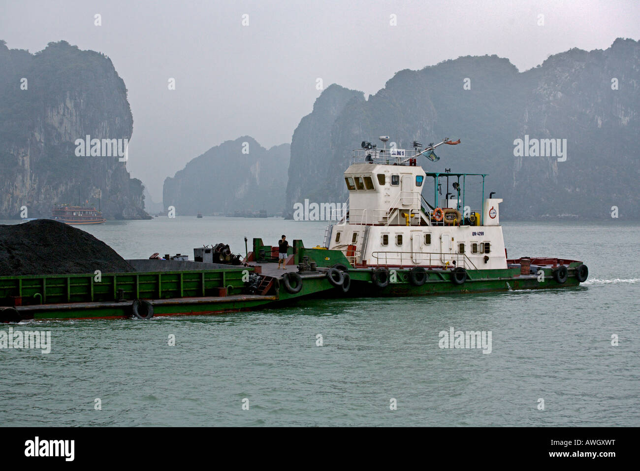 Tugboat coal barge hi-res stock photography and images - Alamy