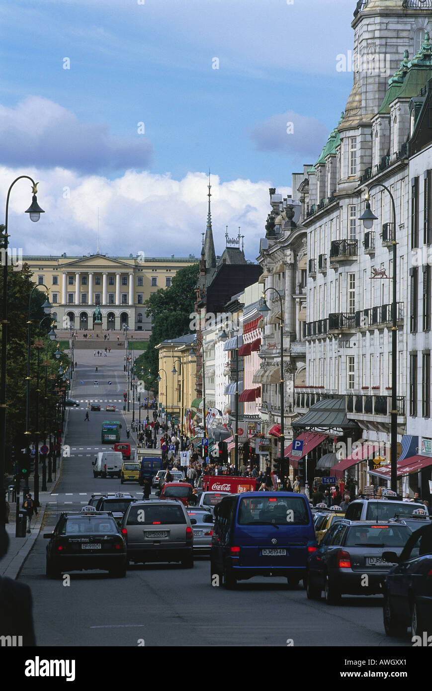 Norway, Central Oslo West, Karl Johans Gate, heavy traffic and crowds ...