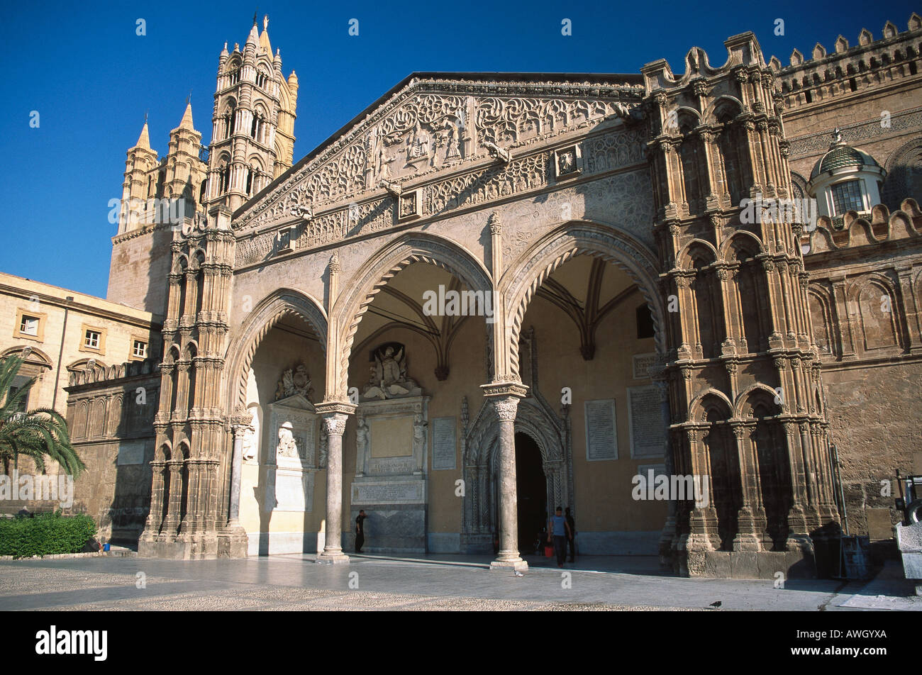 Catalan gothic portico hi-res stock photography and images - Alamy