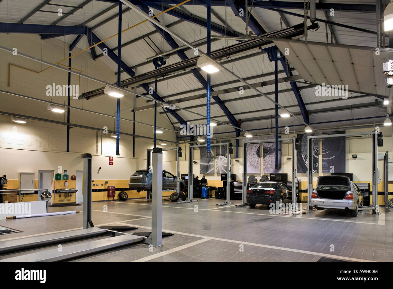 Car dealership workshop Stock Photo - Alamy