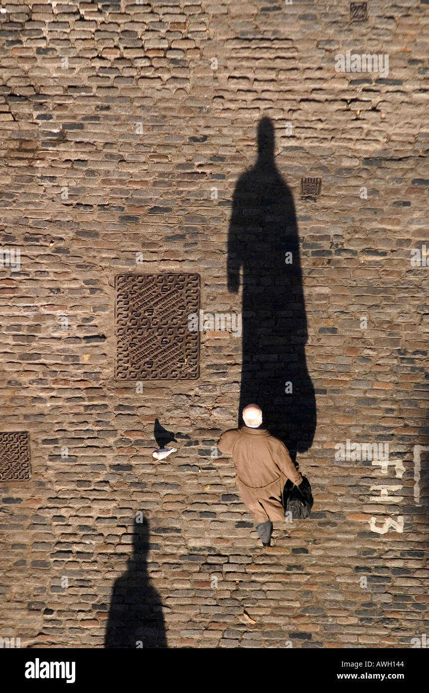 London city people shadows hi-res stock photography and images - Alamy