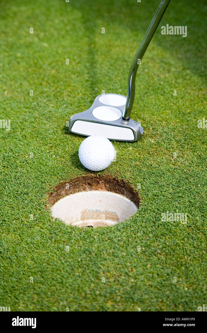 putting the golf ball Stock Photo - Alamy