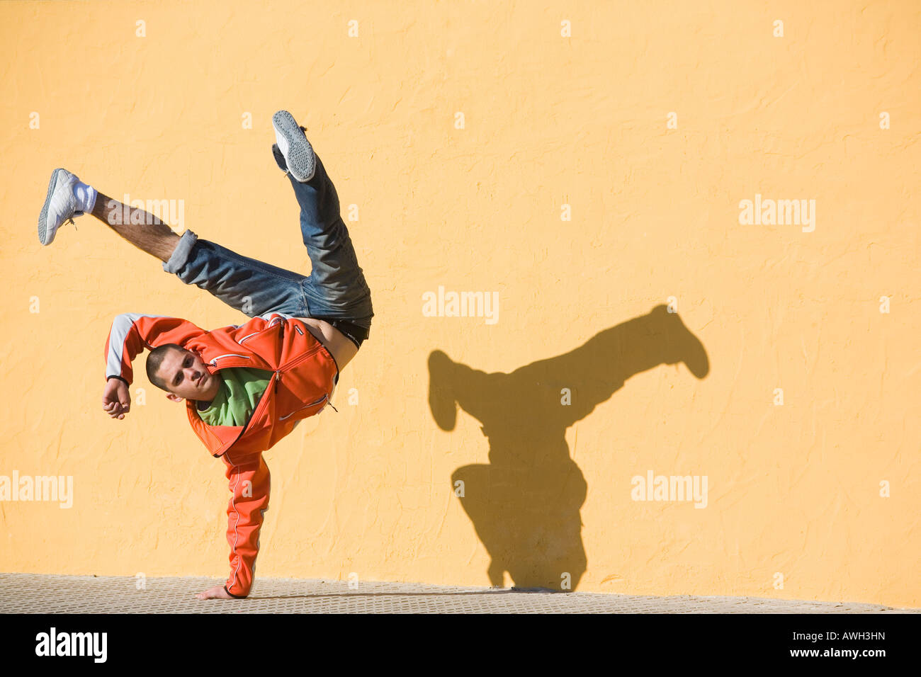 Young man breakdancing Stock Photo - Alamy