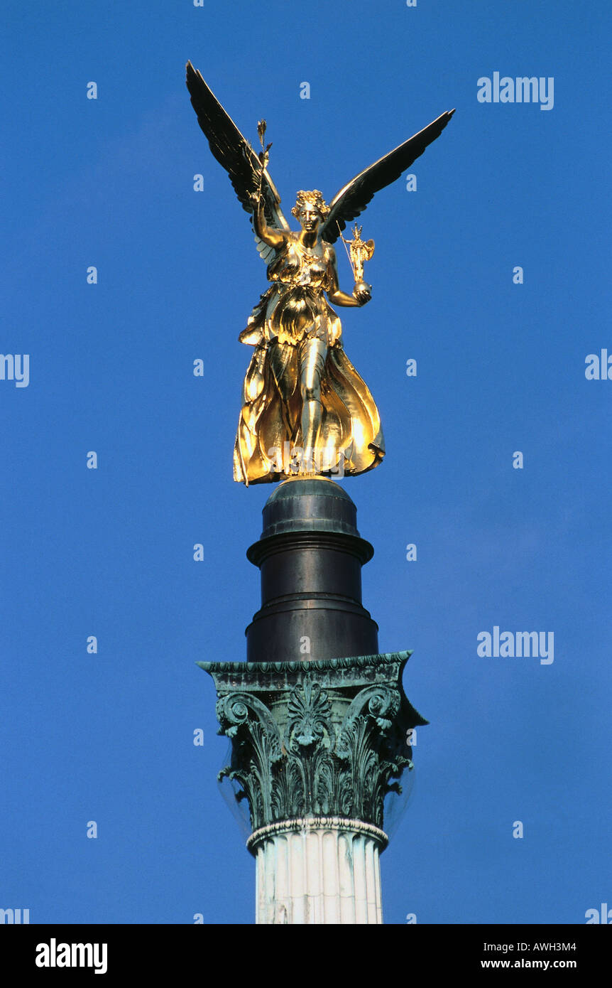 Golden figure angel crowning column hi-res stock photography and images ...