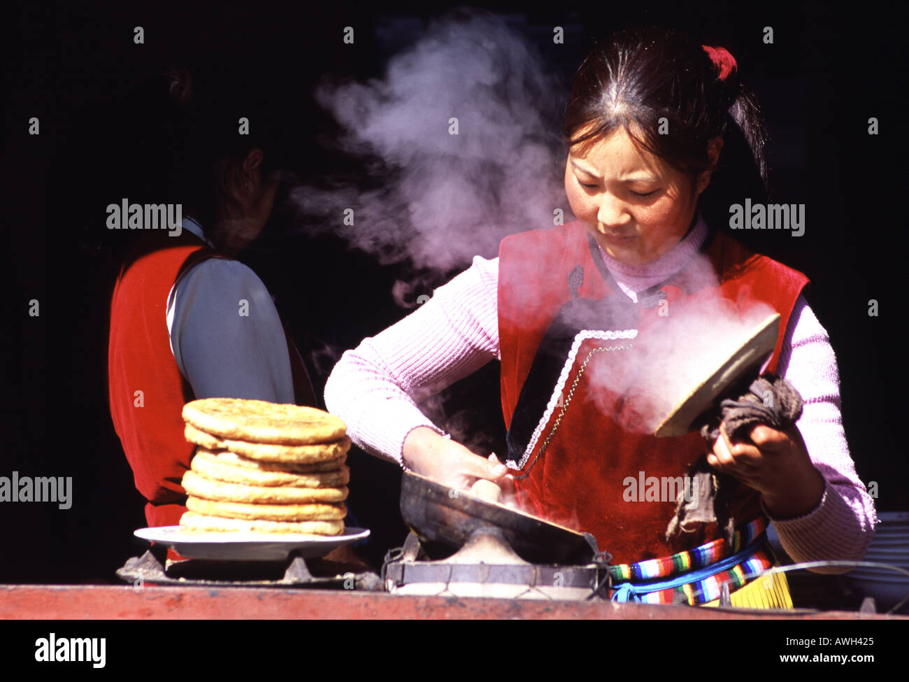 Naxi Girl Baking Baba Bread Stock Photo - Alamy