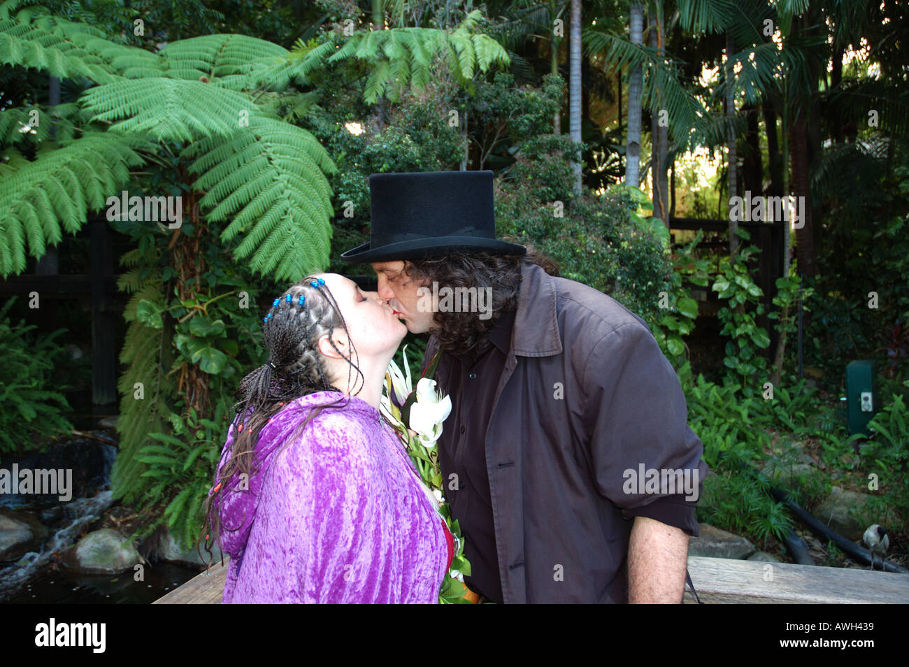 Goth bride and Groom kissing dsc 7280 Stock Photo - Alamy