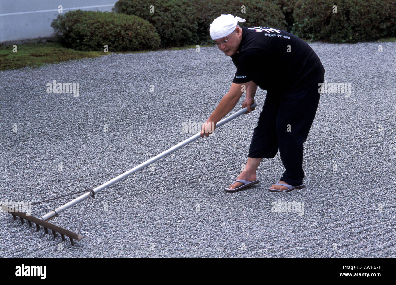 Buddhist monk raking zen garden hi-res stock photography and images - Alamy
