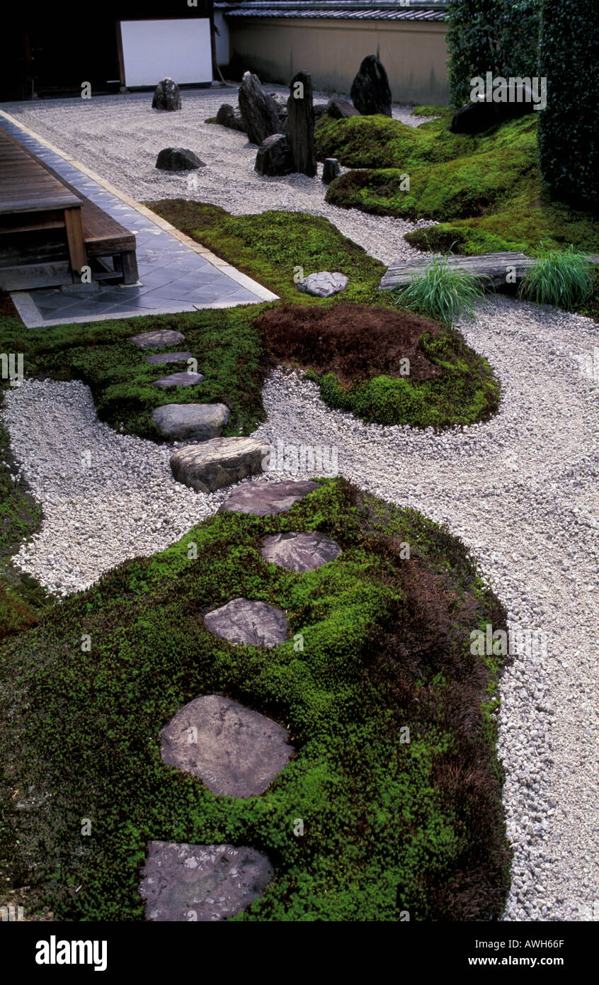 Stepping stone and gravel path hi-res stock photography and images - Alamy