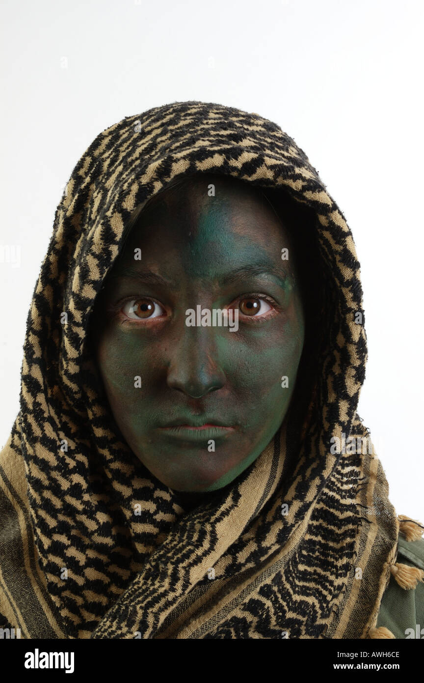 Girl green face shemagh arab hi-res stock photography and images - Alamy