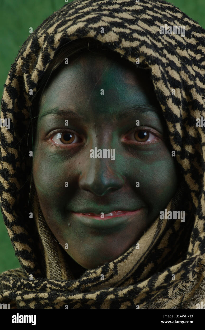 Girl green face shemagh arab hi-res stock photography and images - Alamy