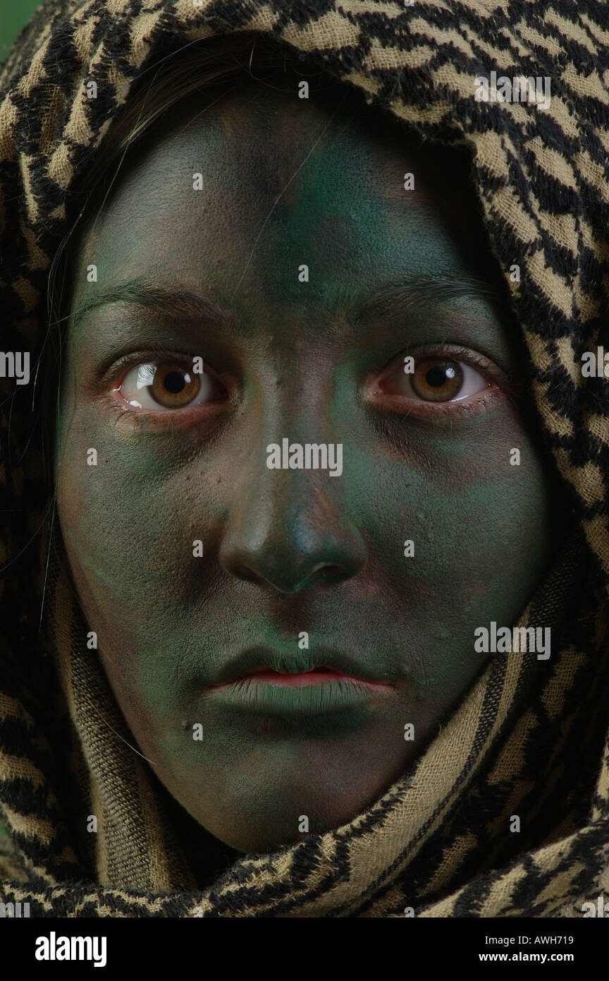 Girl green face shemagh arab hi-res stock photography and images - Alamy