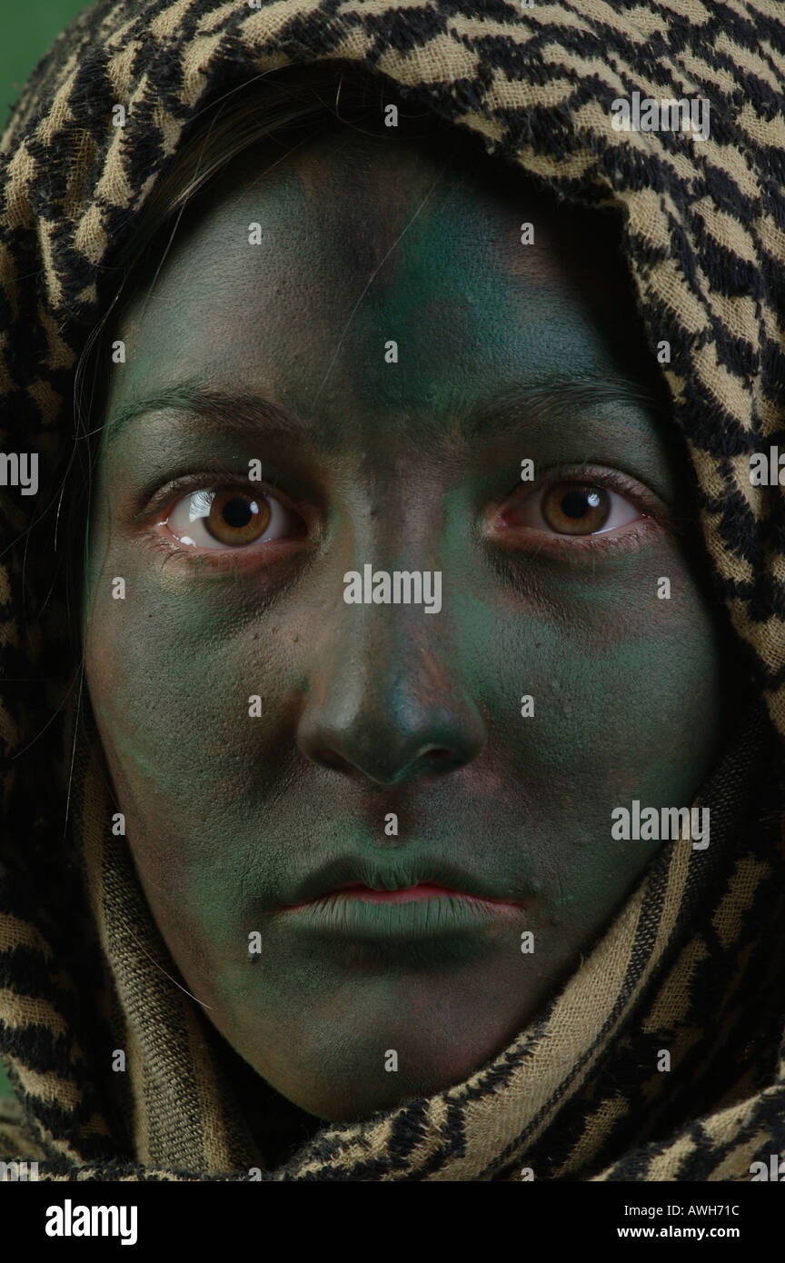 Girl green face shemagh arab hi-res stock photography and images - Alamy