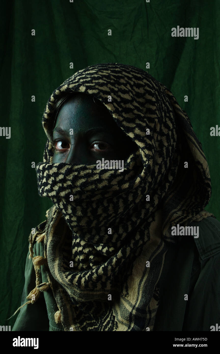 Girl green face shemagh arab hi-res stock photography and images - Alamy