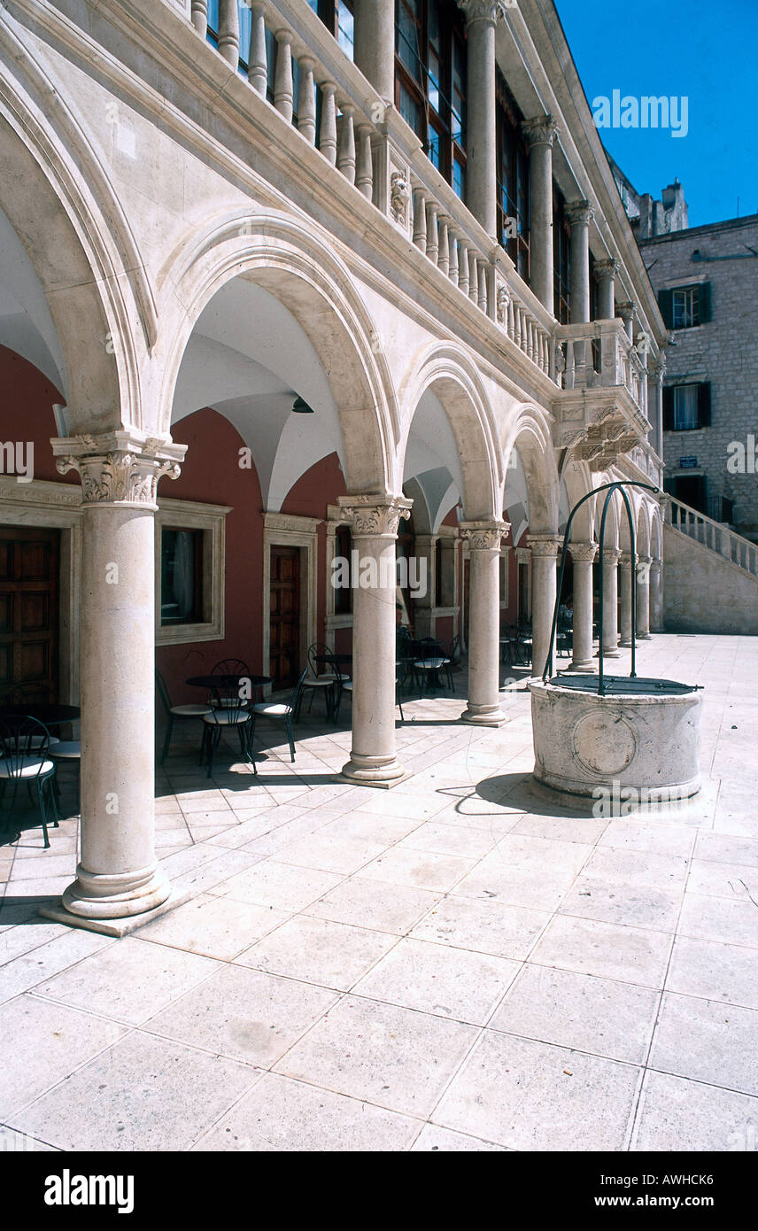 Ground floor with open portico hi-res stock photography and images - Alamy