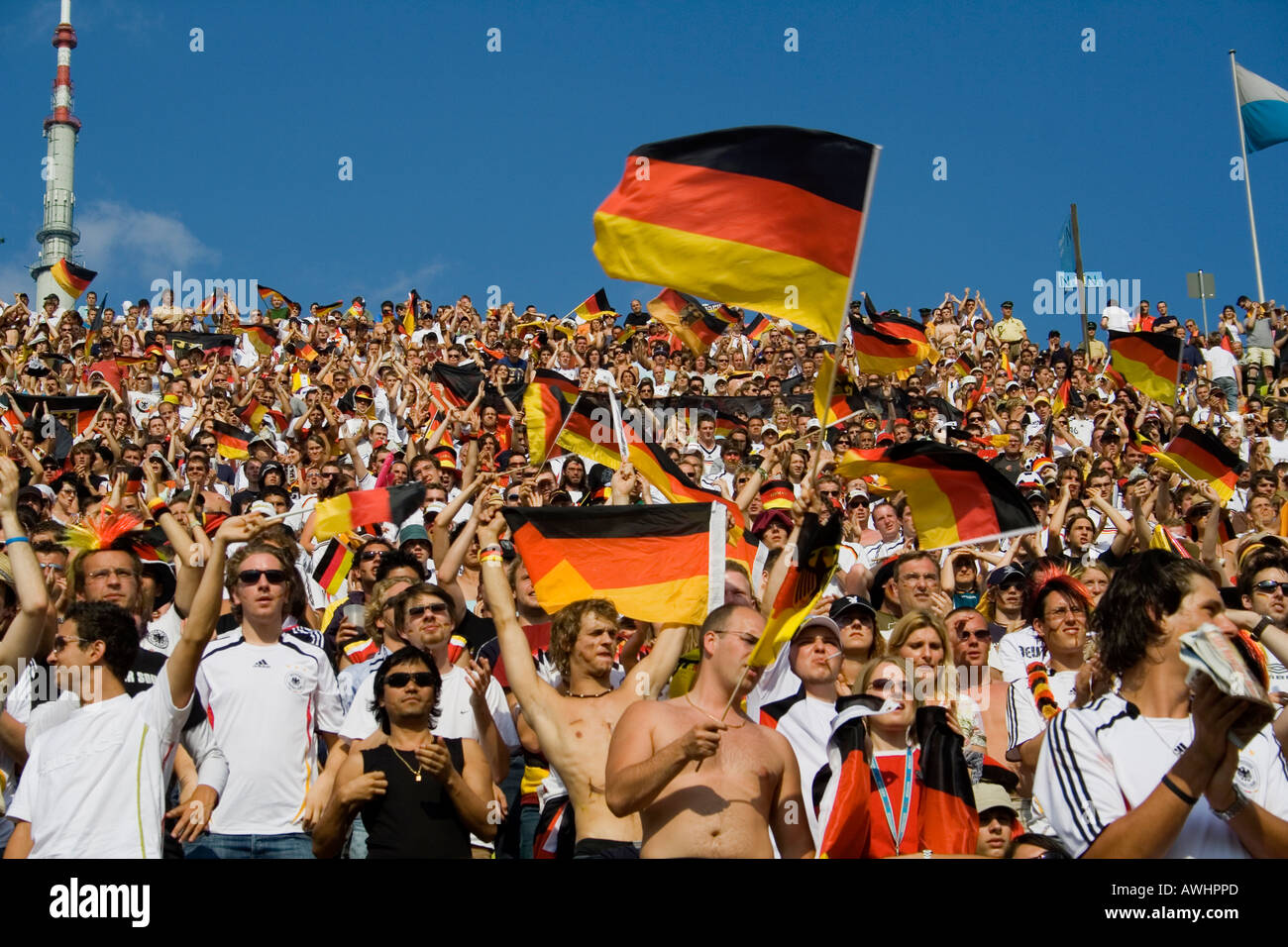 Crowd football pitch hi-res stock photography and images - Alamy
