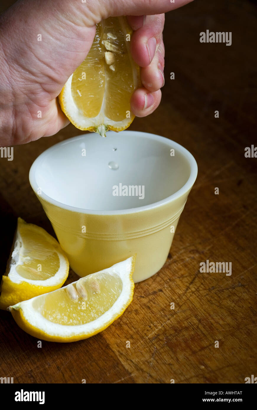 Squeezing fresh lemon juice hi-res stock photography and images - Alamy