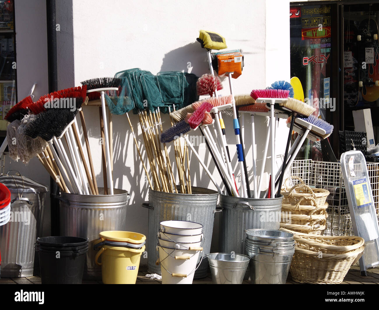 Outside bin store hi-res stock photography and images - Alamy