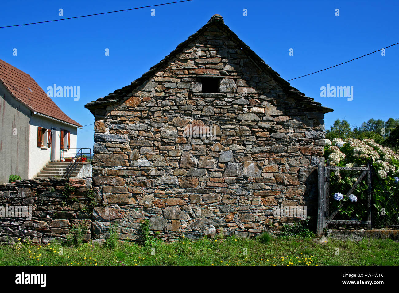 stone wall house Stock Photo - Alamy