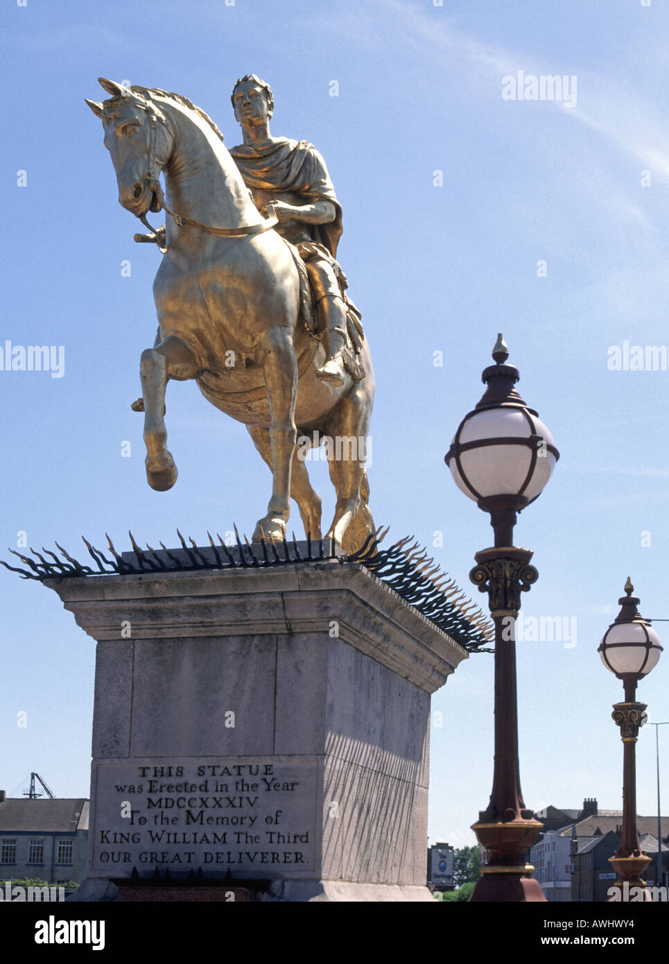 Kingston Upon Hull gold statue of King William The Third on horseback ...