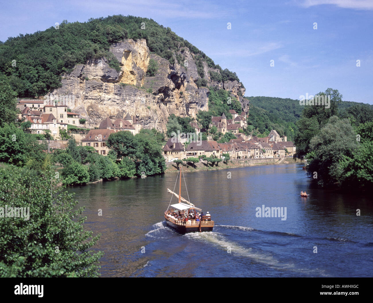 La Roque Gageac Dordogne village commune beside River Dordogne with ...