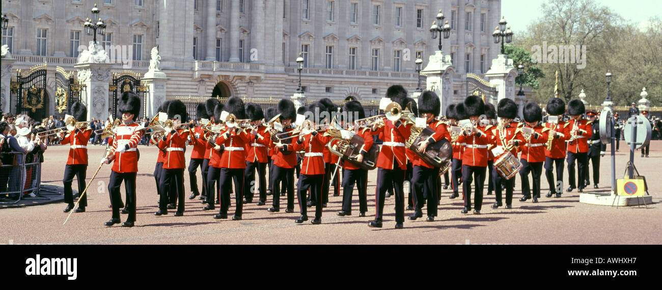 Buckingham Palace British soldier in guard regiment musicians marching ...