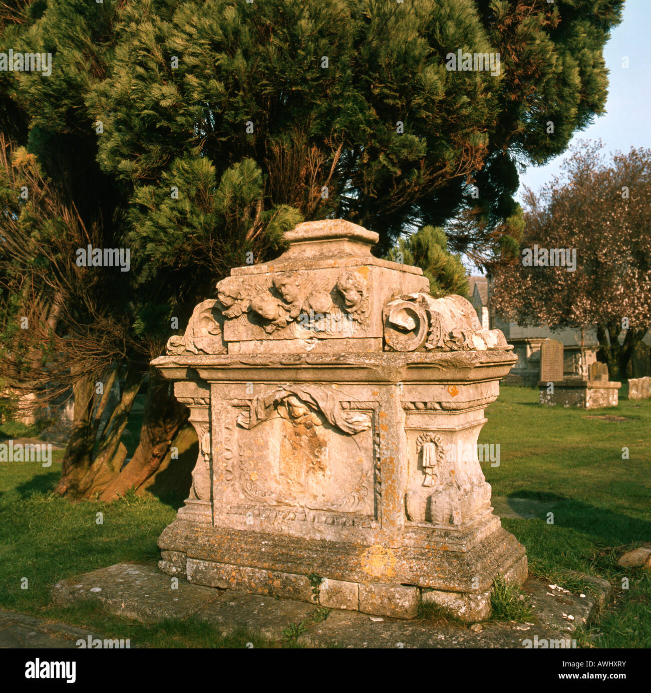 Ornamental tomb hi-res stock photography and images - Alamy