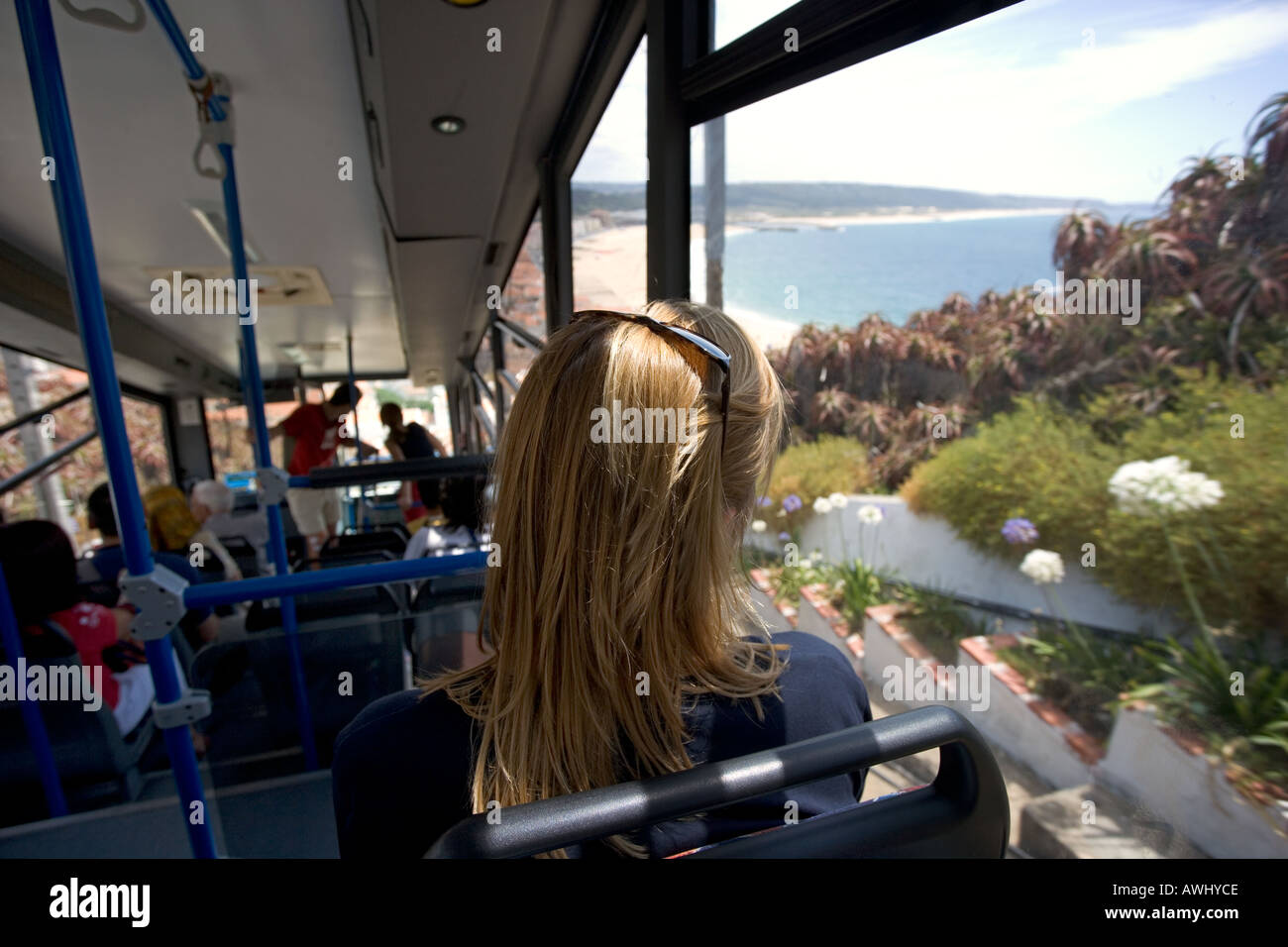 Riding the funicular down from the the Promontório do Sitio clifftop ...