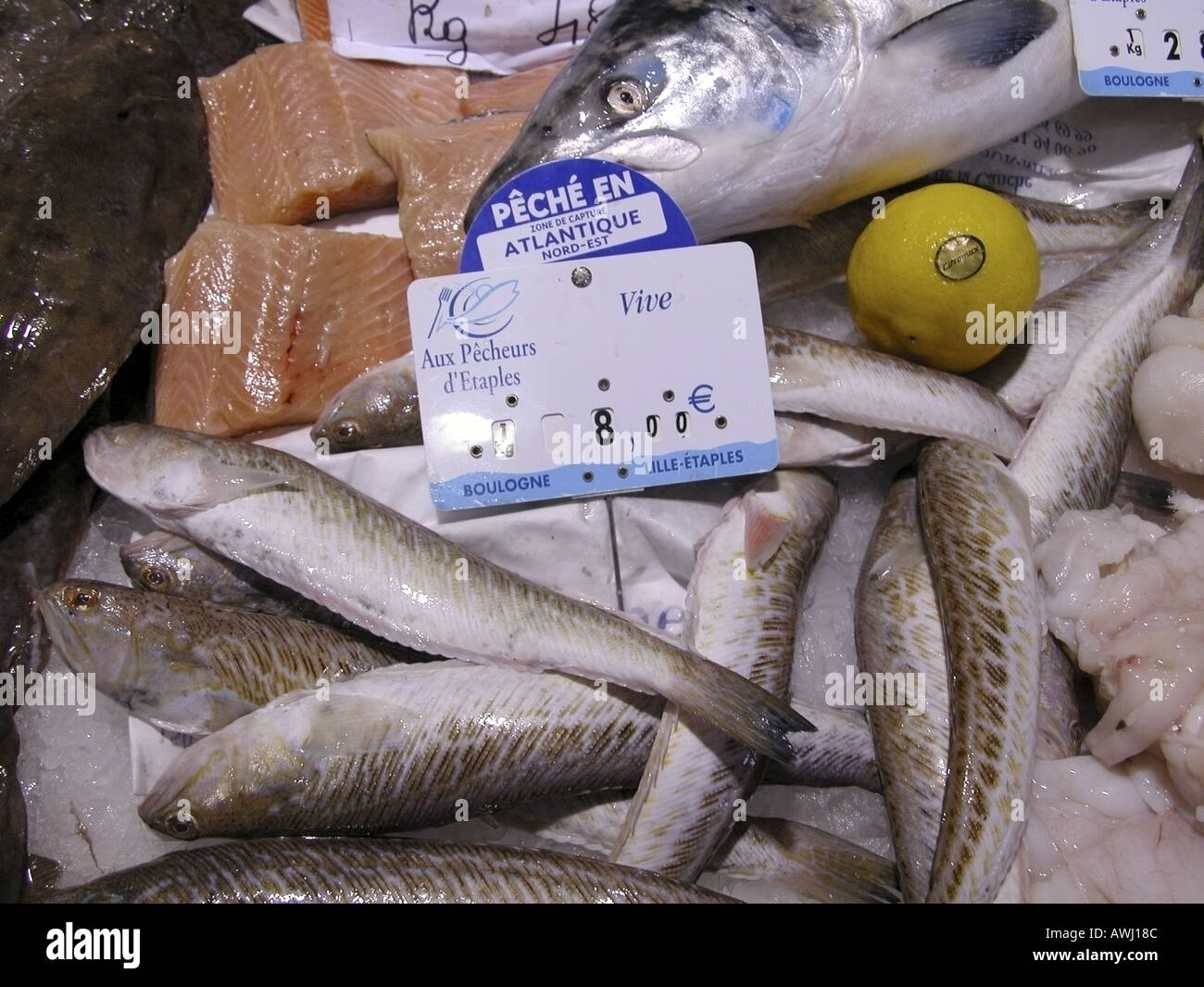 Fishmongers displays hi-res stock photography and images - Alamy