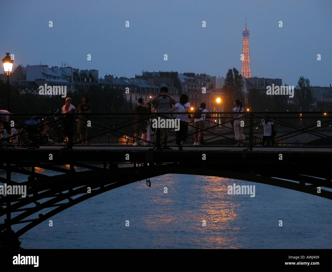 Pont des arts night hi-res stock photography and images - Alamy