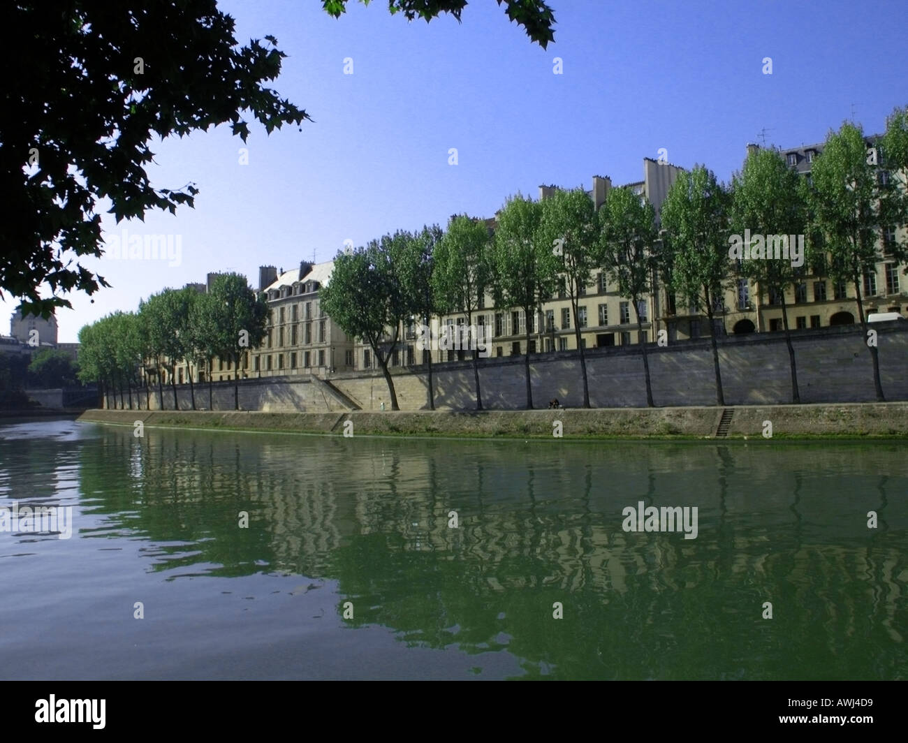 Paris houses along seine river hi-res stock photography and images - Alamy