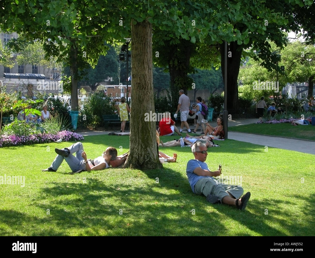 People resting on the grass in the little park of Le Vert Galant below ...