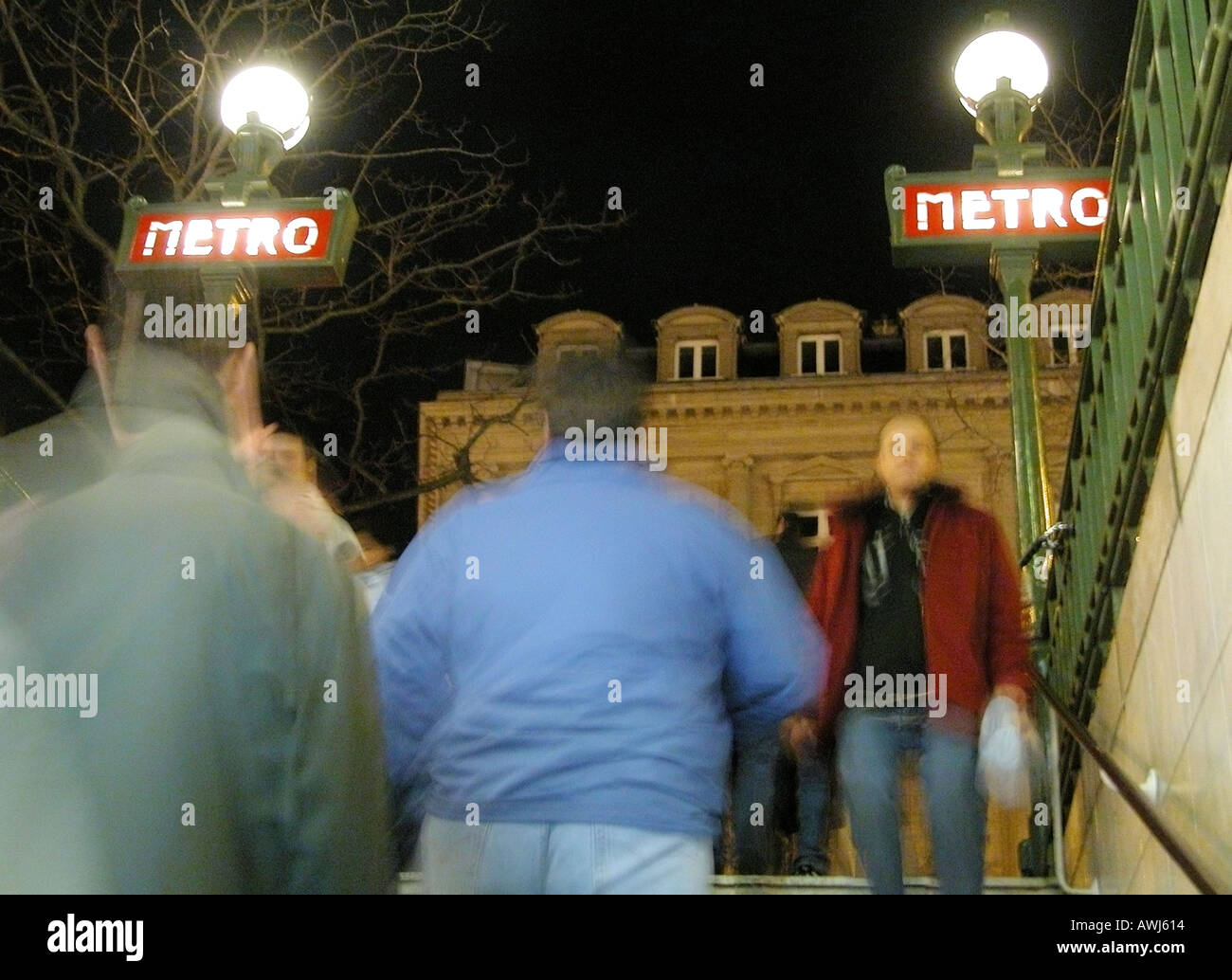 People entering paris metro station hi-res stock photography and images ...