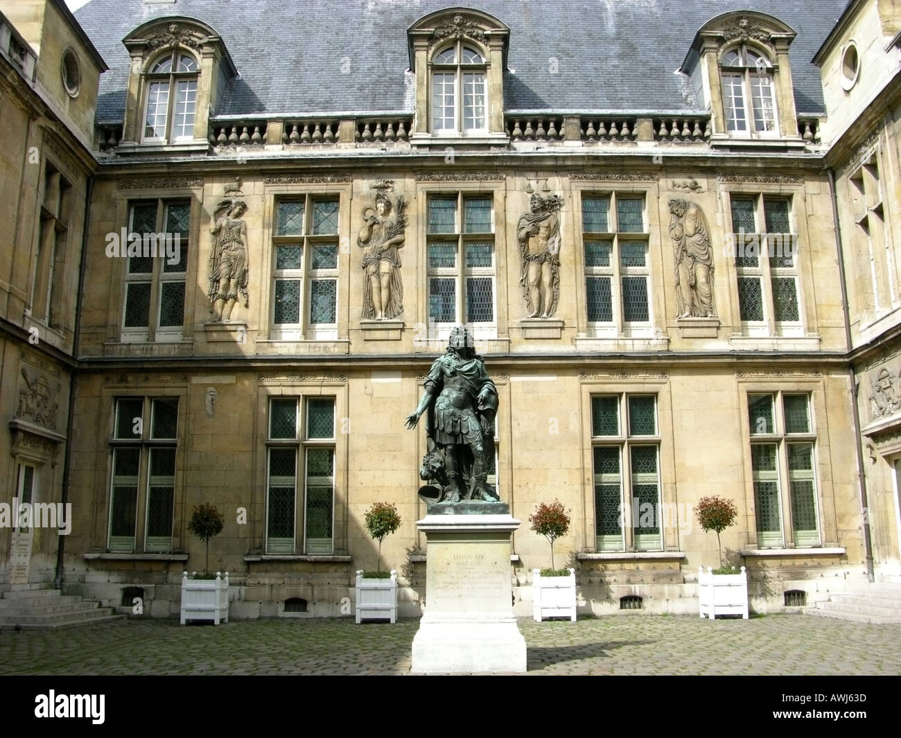 france paris Musee Carnavalet exterior of Renaissance Hotel Carnavalet ...