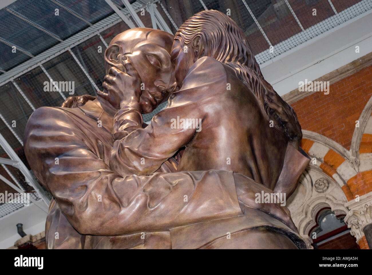 the meeting place statue at st pancras station london england Stock ...