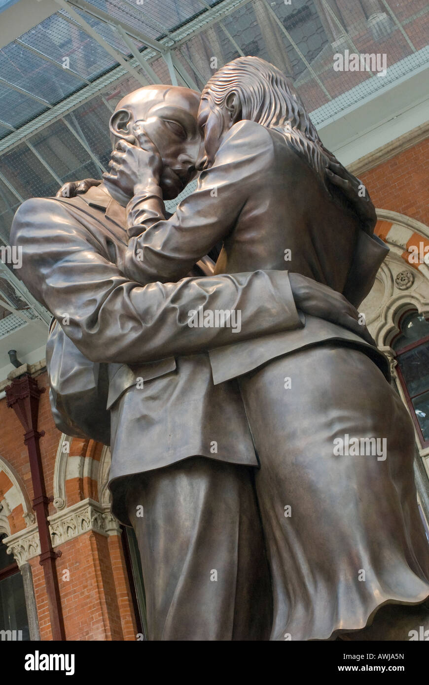 the meeting place statue at st pancras station london england Stock ...