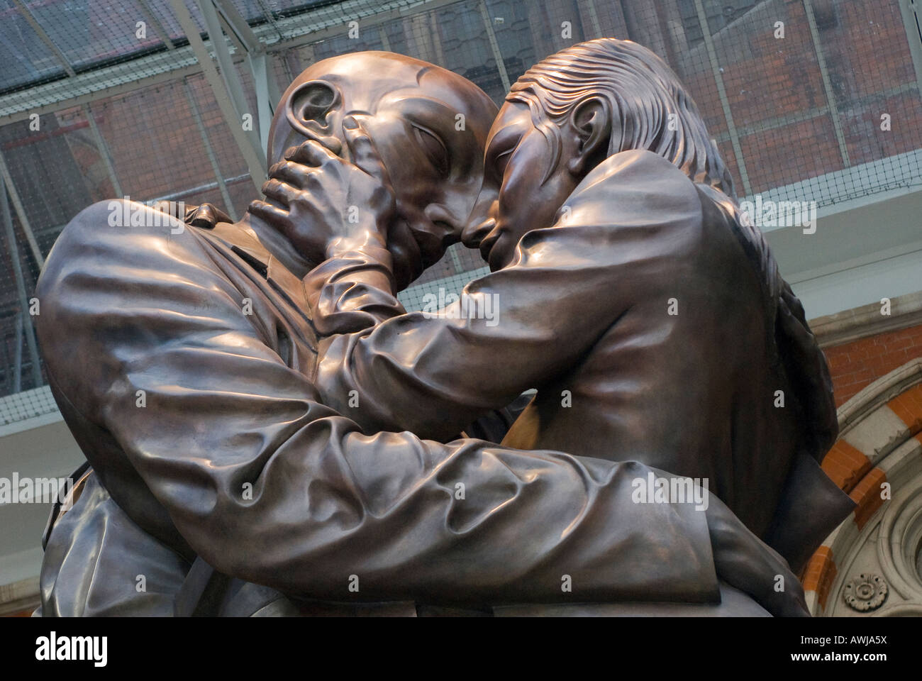 the meeting place statue at st pancras station london england Stock ...