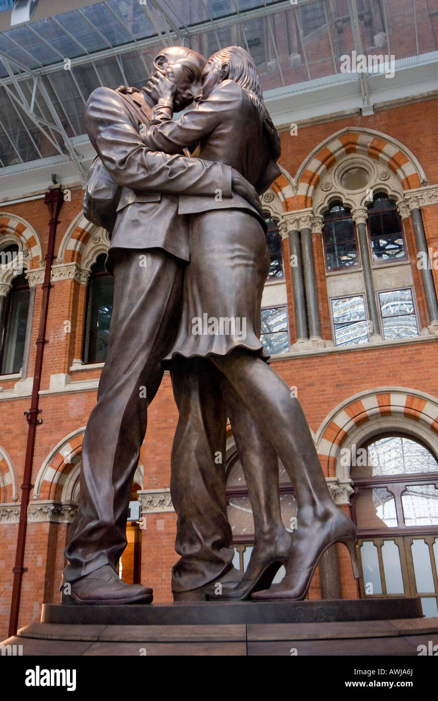 the meeting place statue at st pancras station london england Stock ...