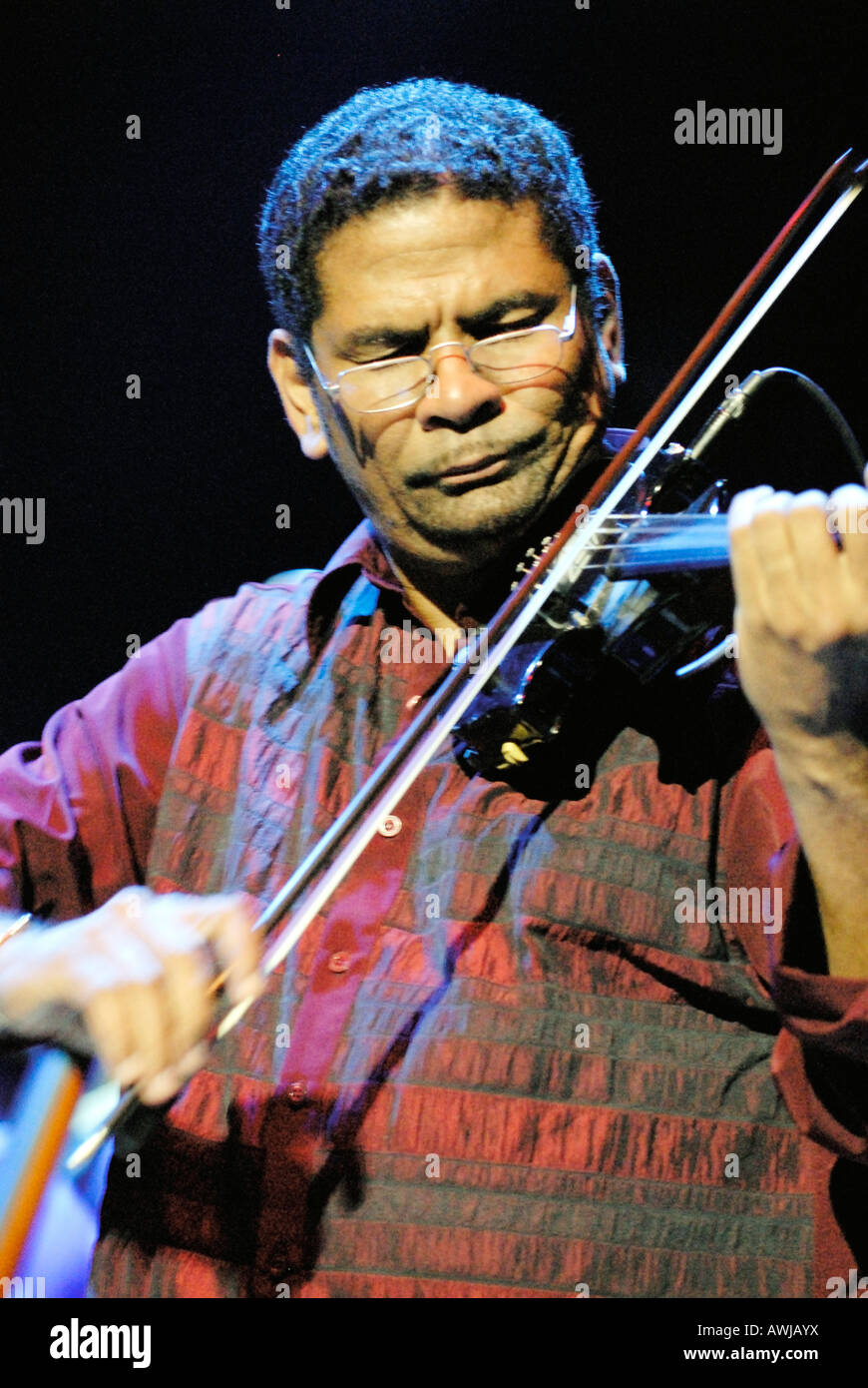 Omar Puente playing violin with Courtney Pine at The Opera House in ...
