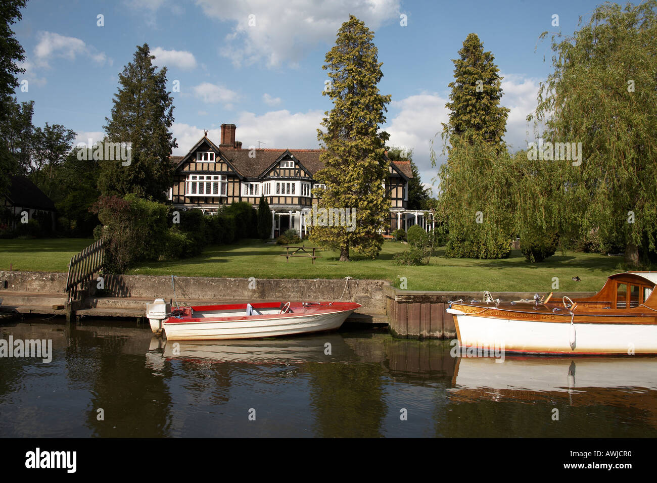 Riverside house boat marlow uk hi-res stock photography and images - Alamy