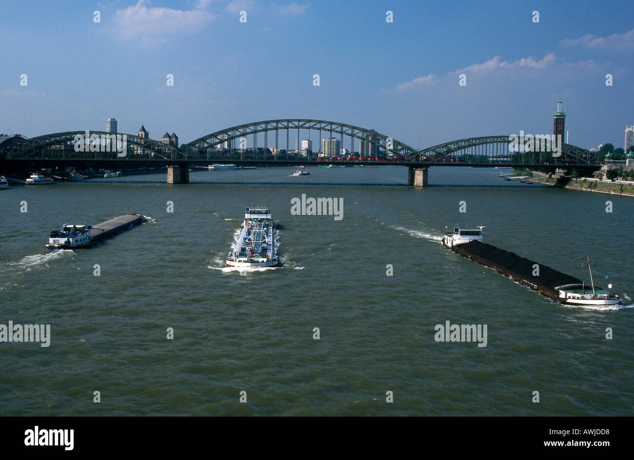 Ships in river hi-res stock photography and images - Alamy
