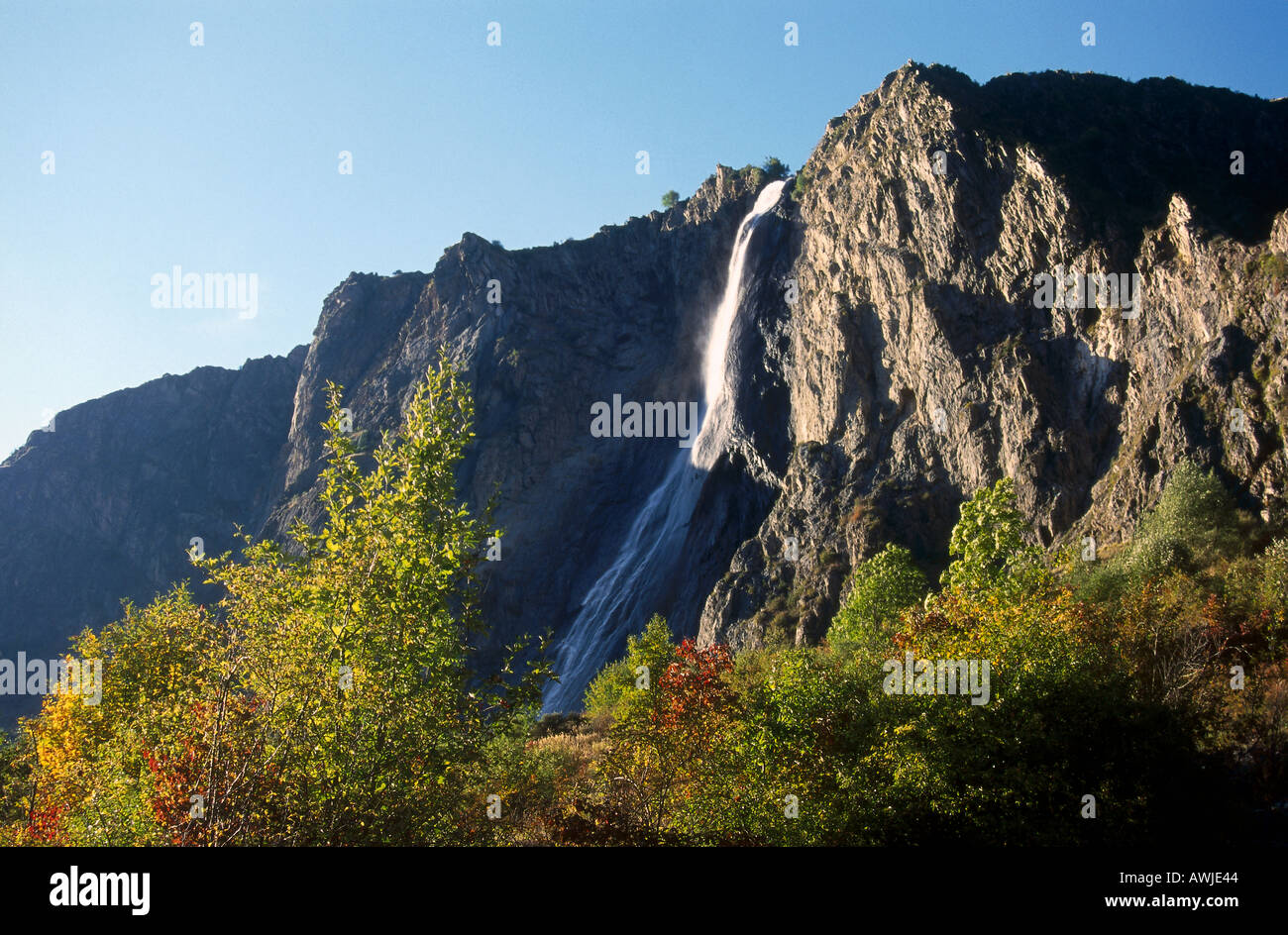Waterfall falling through mountain hi-res stock photography and images ...