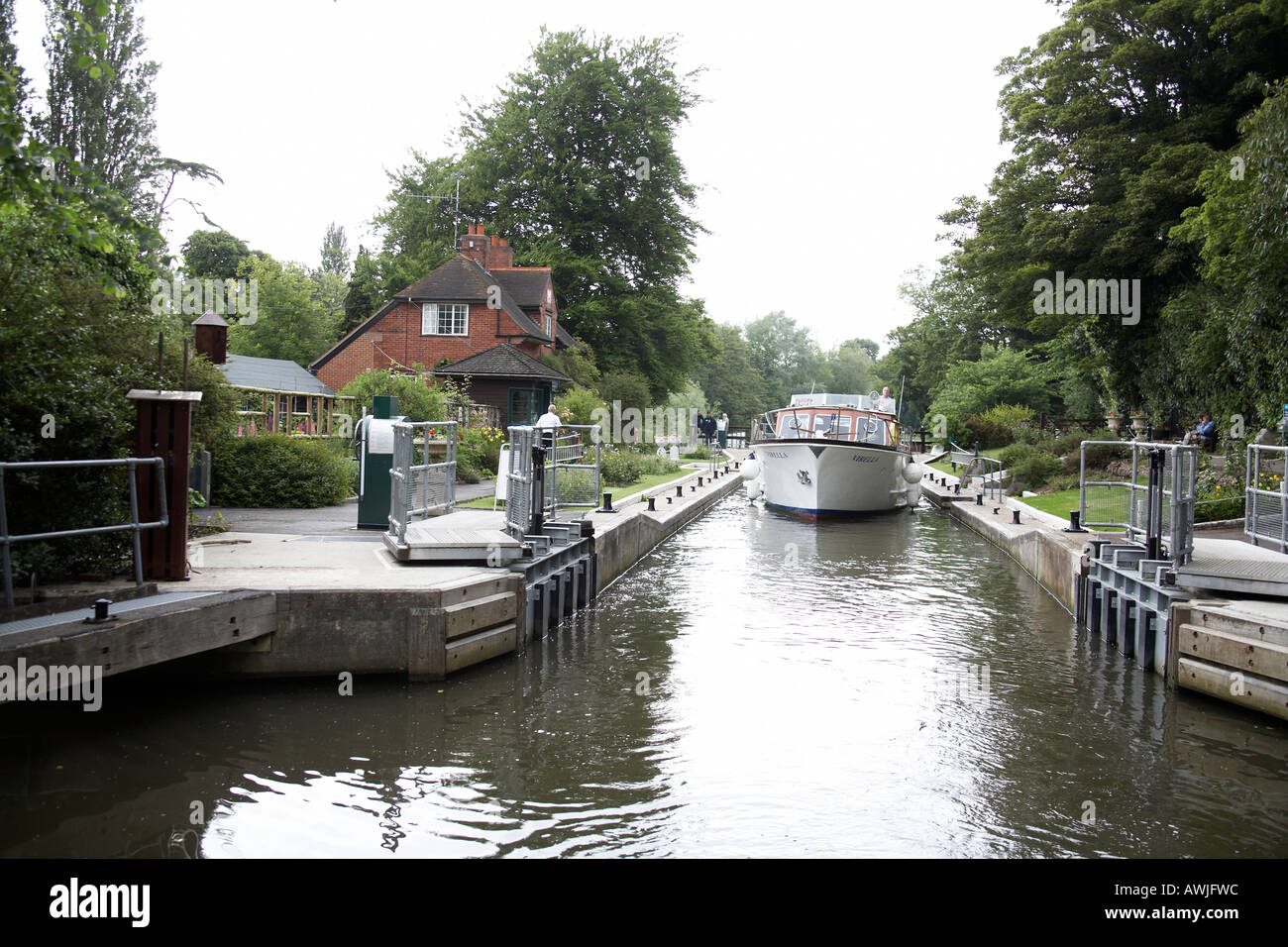 Sonning Lock near Reading with Cabin cruiser motor yacht pleasure boat ...
