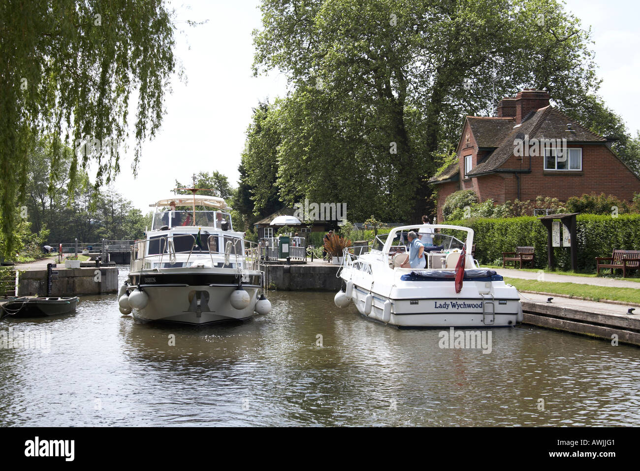 Cabin cruiser motor yacht pleasure boats passing through Mapledurham ...